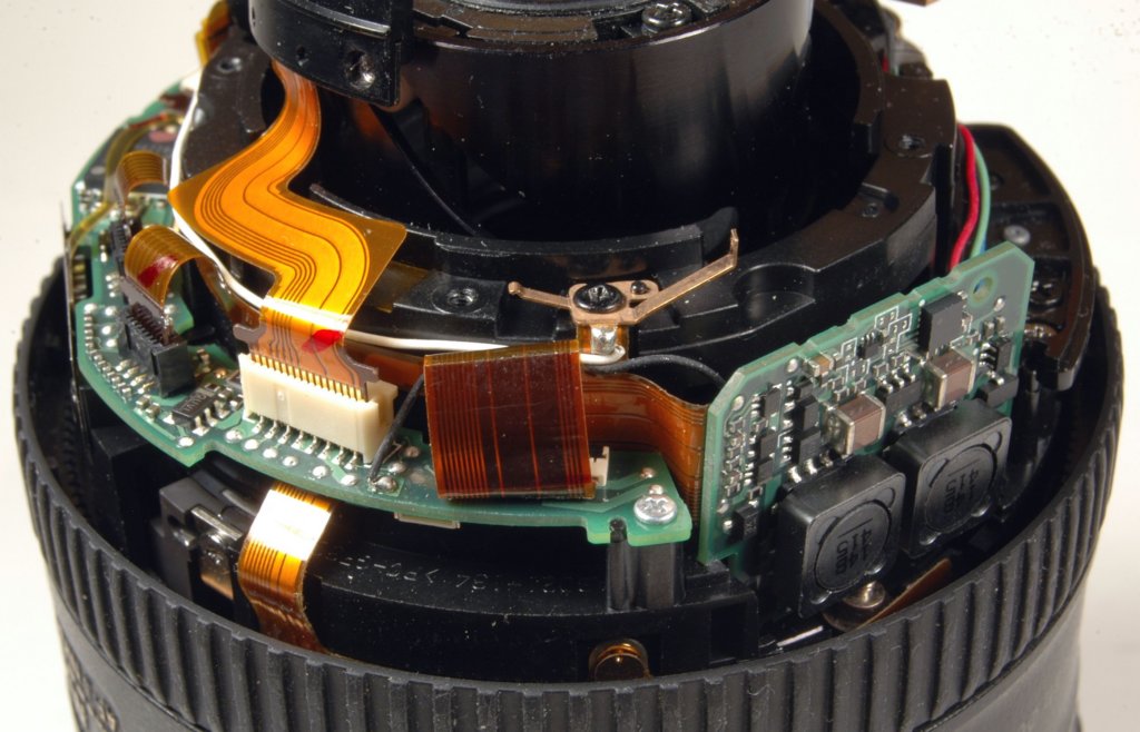 AF-S-DX-18-300mm-VR-Main_PCB_In_Situ1