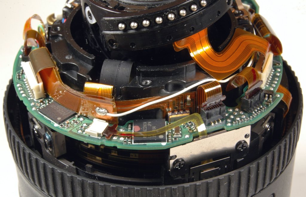 AF-S-DX-18-300mm-VR-Main_PCB_In_Situ3