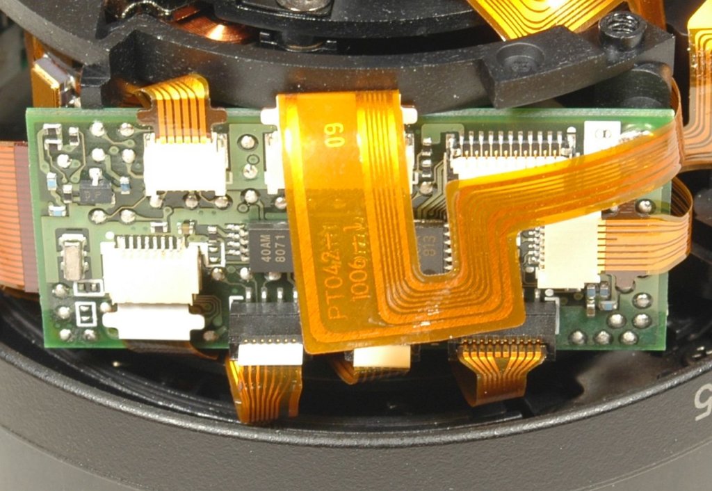 AF-S-DX-55-200mm-VR-CPU_PCB_In_Situ